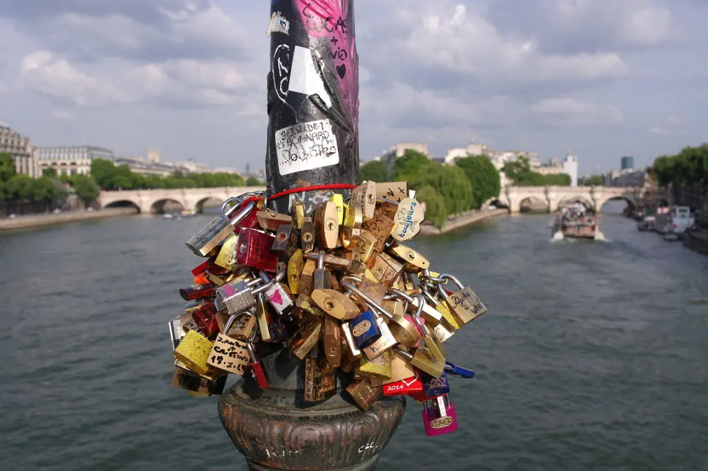 17 Photos of Love Locks, Pont des Arts & Pont Neuf Bridge, Paris